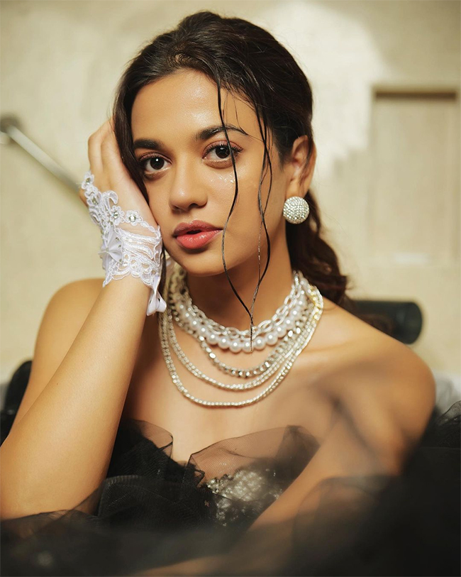 శృతి శర్మ : ‘హీరామండి’లో మెరిసిన ‘ఏజెంట్‌’ హీరోయిన్‌ | Actress Shruti Sharma HD Photos Goes ...